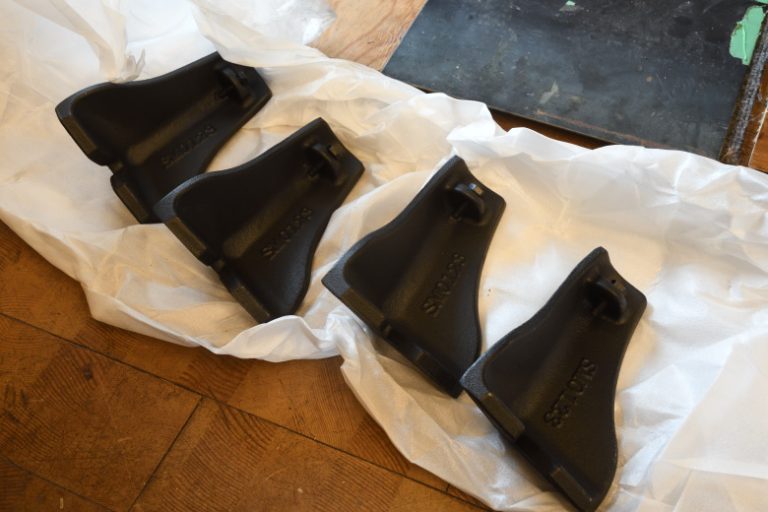 ホンマ製作所の鋳物製の薪ストーブHTC-80TXの脚取り付け